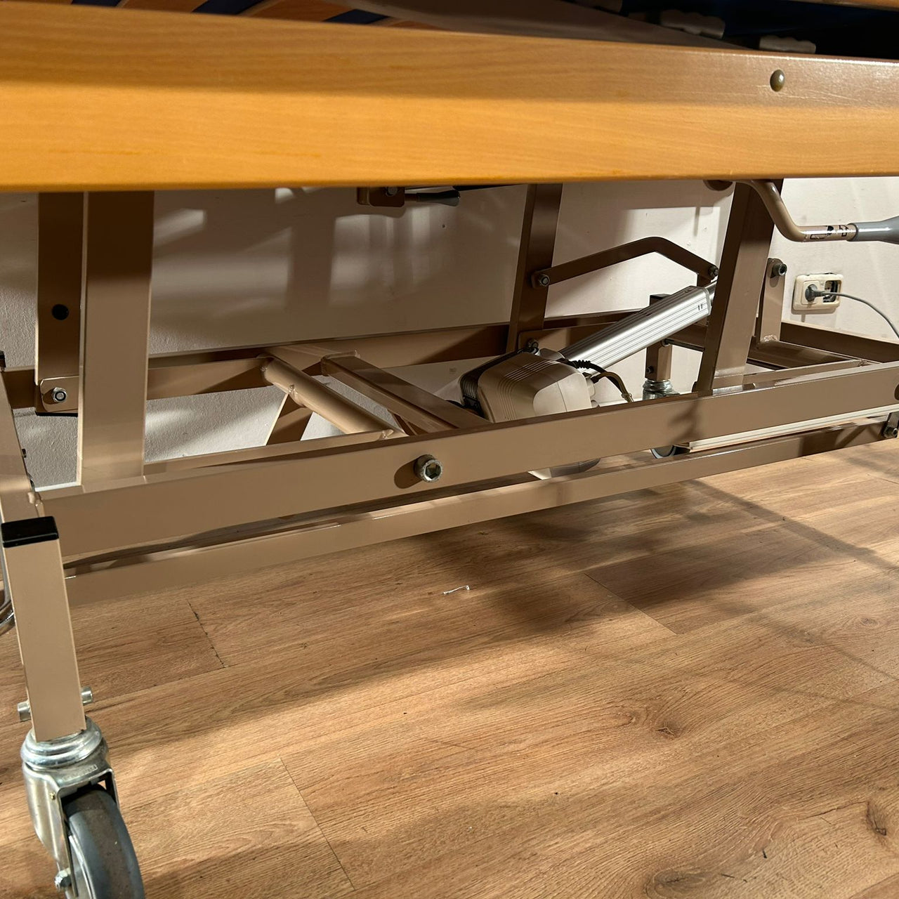 Haelvoet 74B Elektrisch Hoog/Laag Thuiszorgbed kopen – Thuiszorg-bed.nl